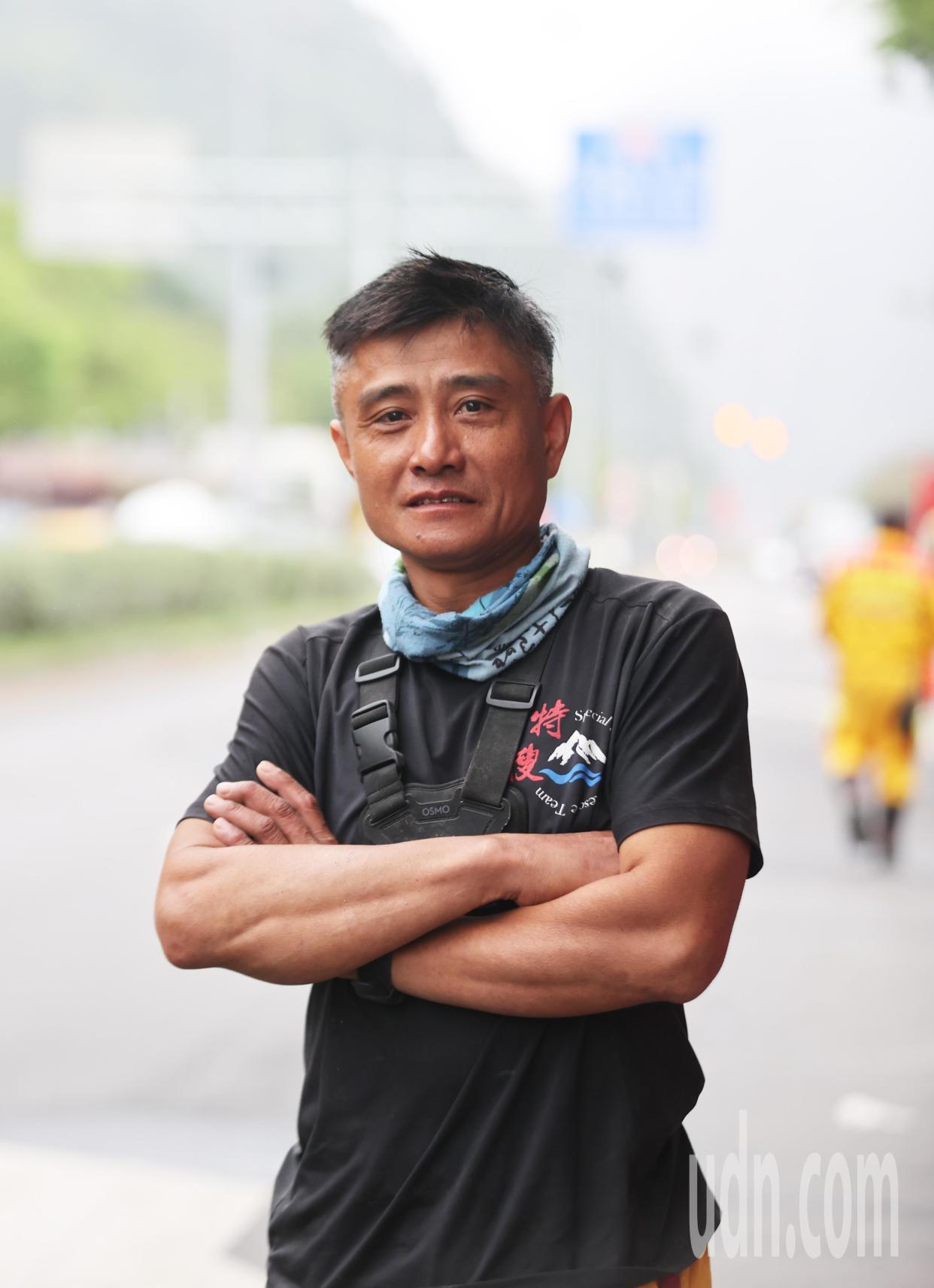 “Anh hùng Lai Meng Chuan của thảm họa 88 lại lập công, cõng du khách bị ...