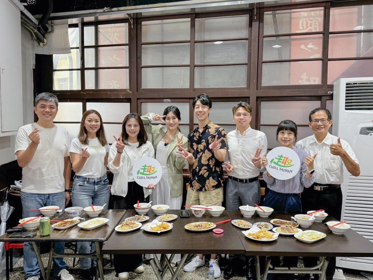 Hai ứng cử viên Đảng Dân tiến, Wu Cheng và Qiu Tingting, vui vẻ thăm ...